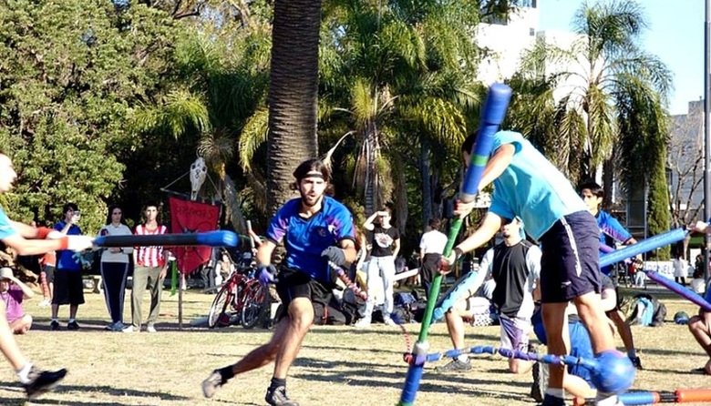 Jugger, un novedoso juego en equipo que reúne a cada vez más chicos en ...