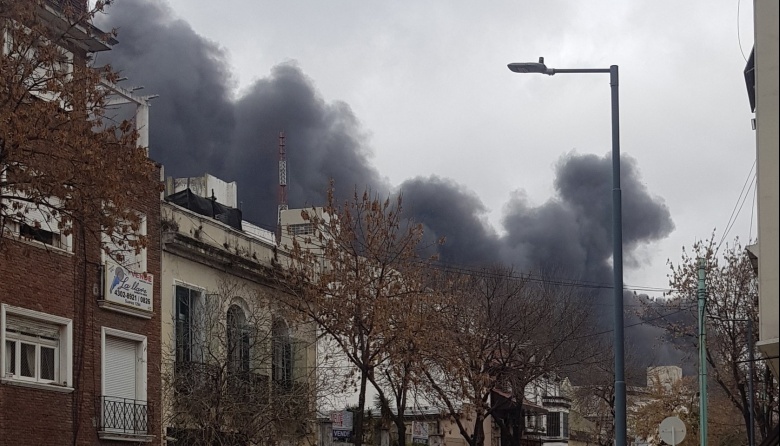 Video: un incendio de grandes dimensiones afecta a dos fábricas de Dock ...