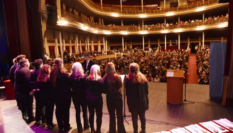 En La Plata distinguieron a más de 120 mujeres por su trabajo solidario - Info Blanco Sobre Negro