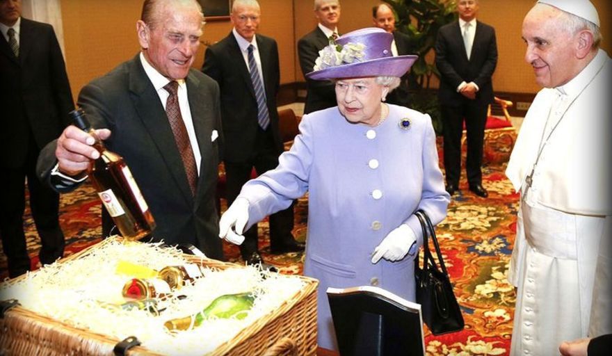 El papa Francisco se reunió por primera vez con Isabel II, reina de ...